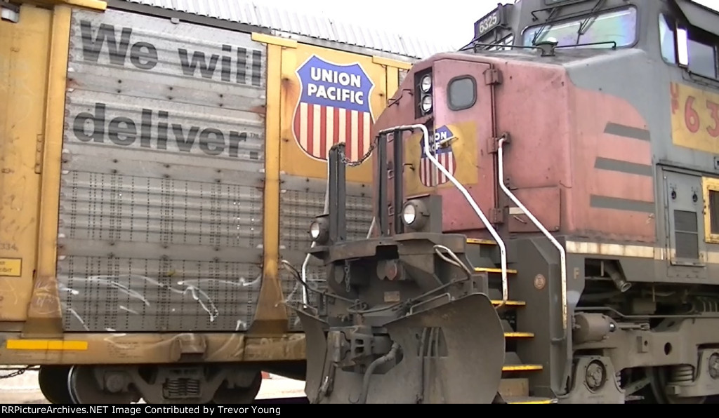 UP (ex SP) 6325 in Belvidere, Sep.1.2012